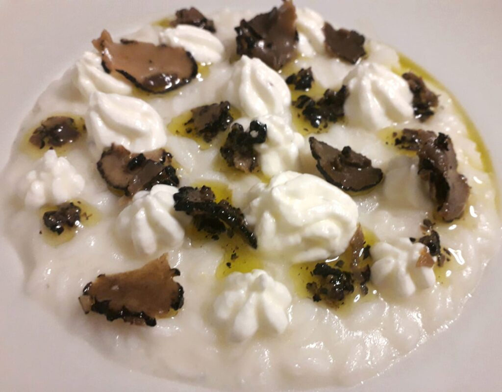 La ricetta per preparare il risotto con stracciatella e tartufo
